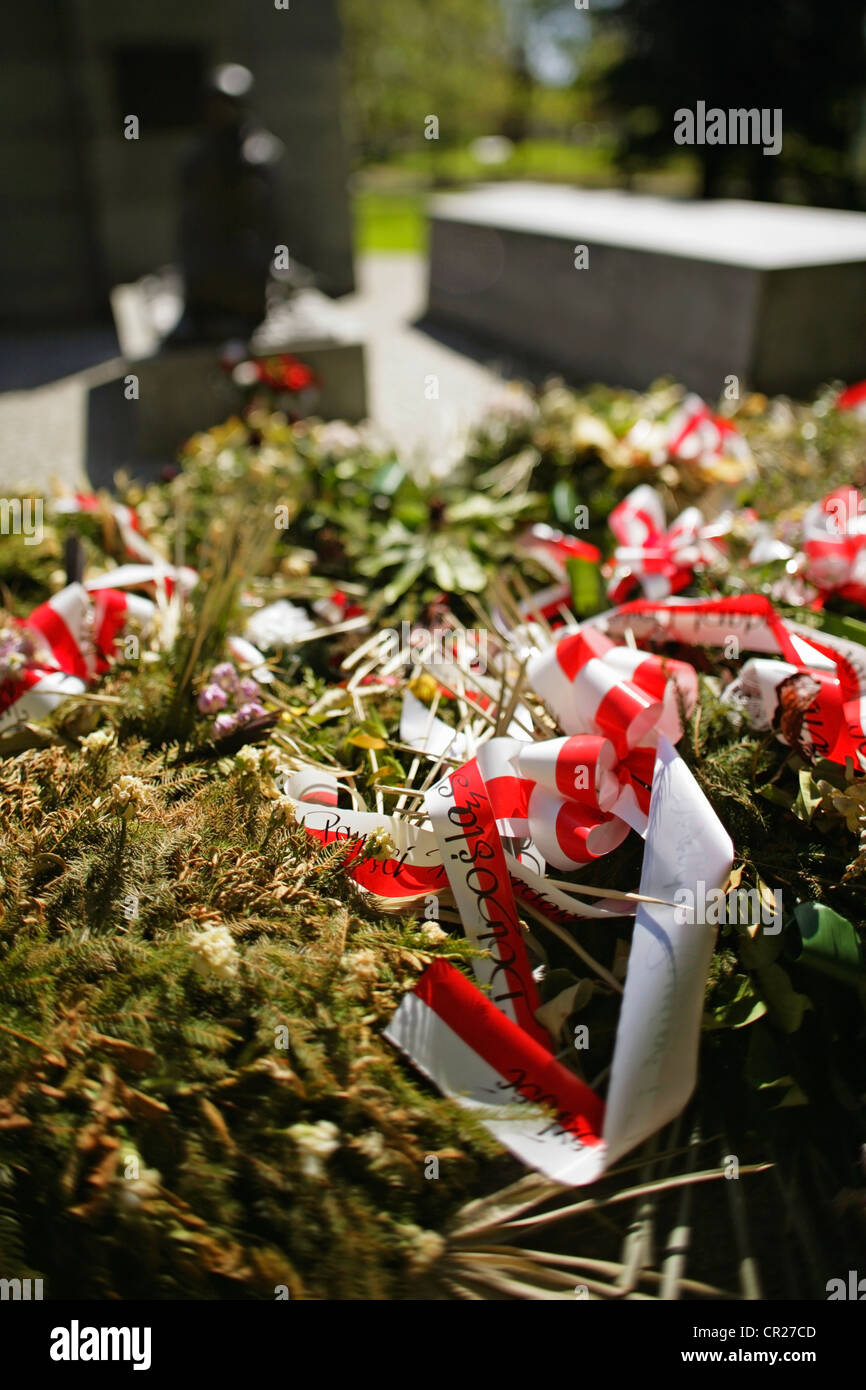 Wreath on memorial to 22,000 Polish officers massacred at Katyn by ...