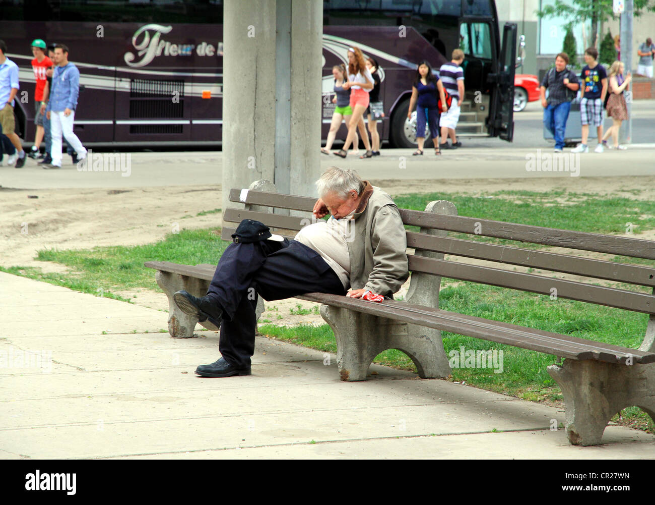 A man is sleeping on a bench in Toronto Stock Photo - Alamy