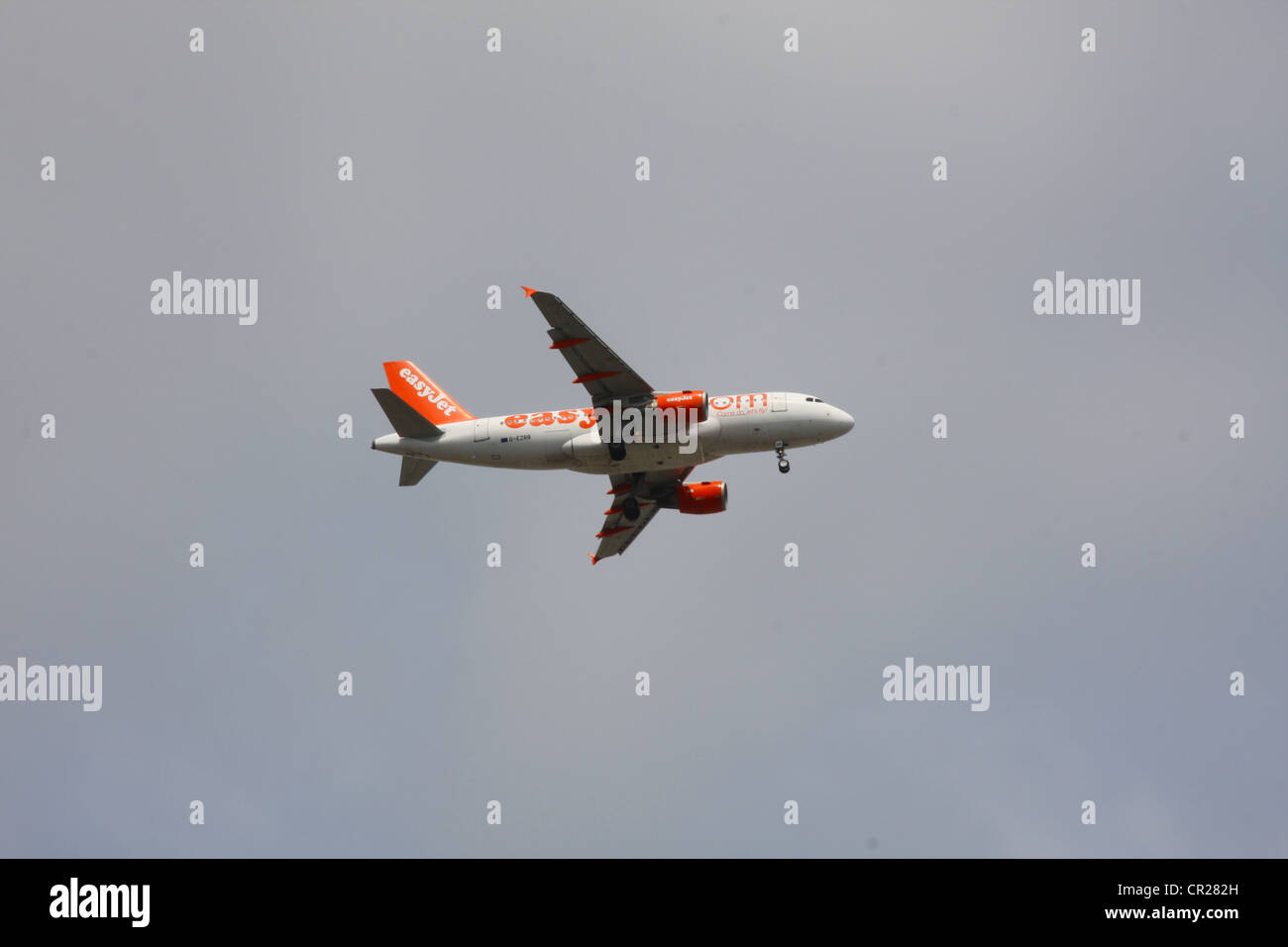 Easyjet taking off plane hi-res stock photography and images - Alamy
