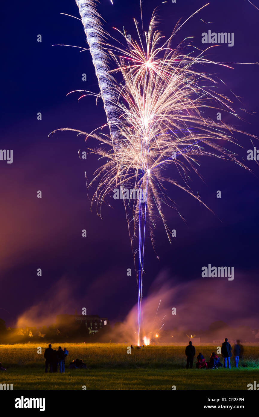 Starburst fireworks hi-res stock photography and images - Alamy