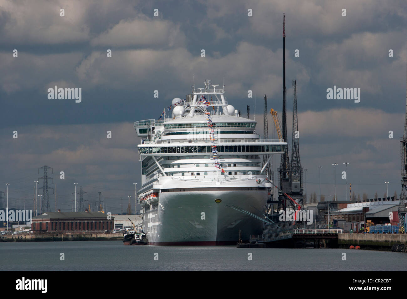 Cruise ship at dock hi-res stock photography and images - Alamy