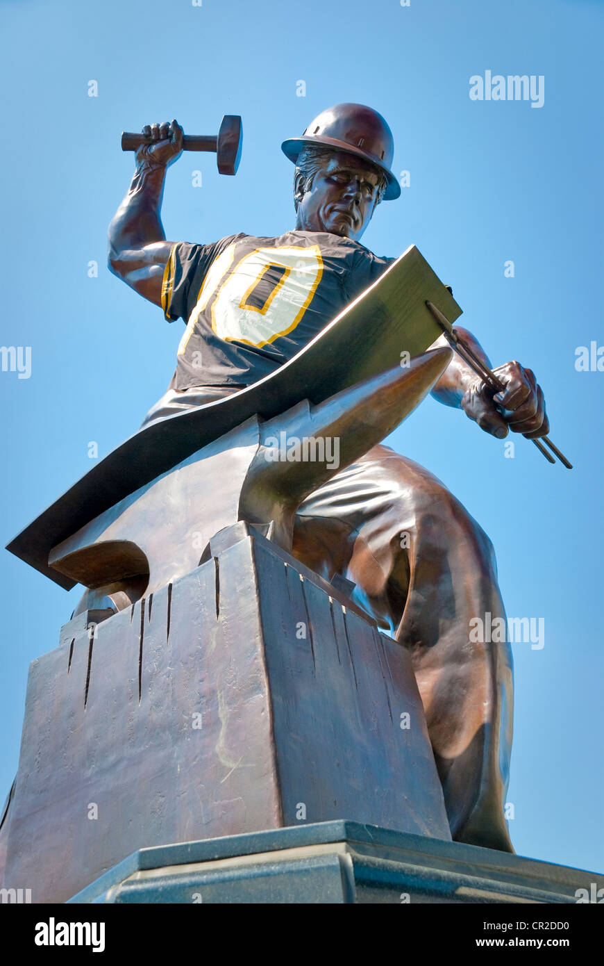 Pounding steel is portrayed in this statue Stock Photo - Alamy