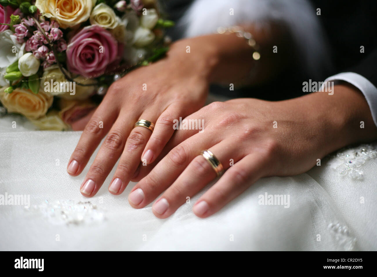 Hand of the groom and the bride with wedding rings Stock Photo - Alamy