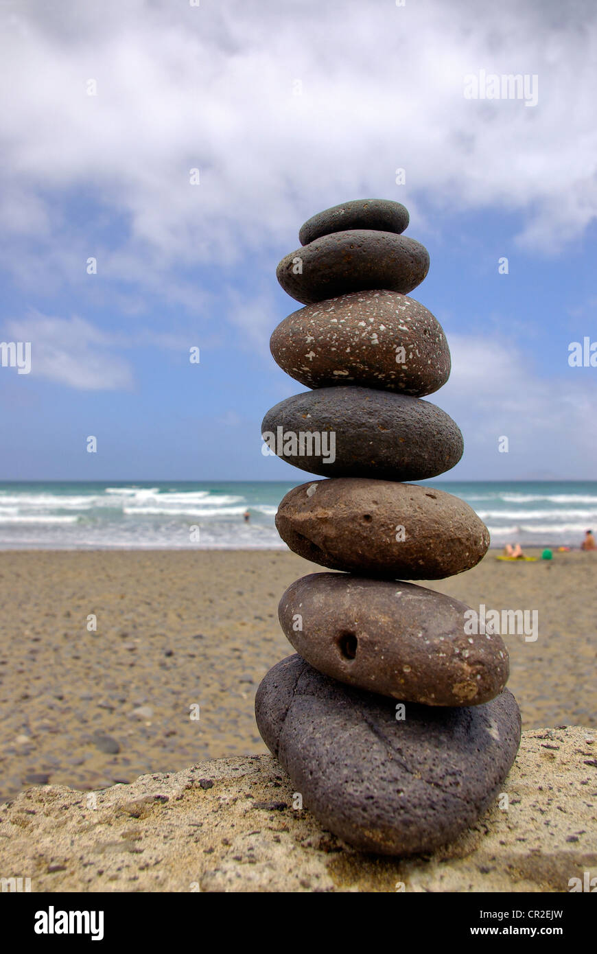 Balancing beach pebbles Stock Photo - Alamy