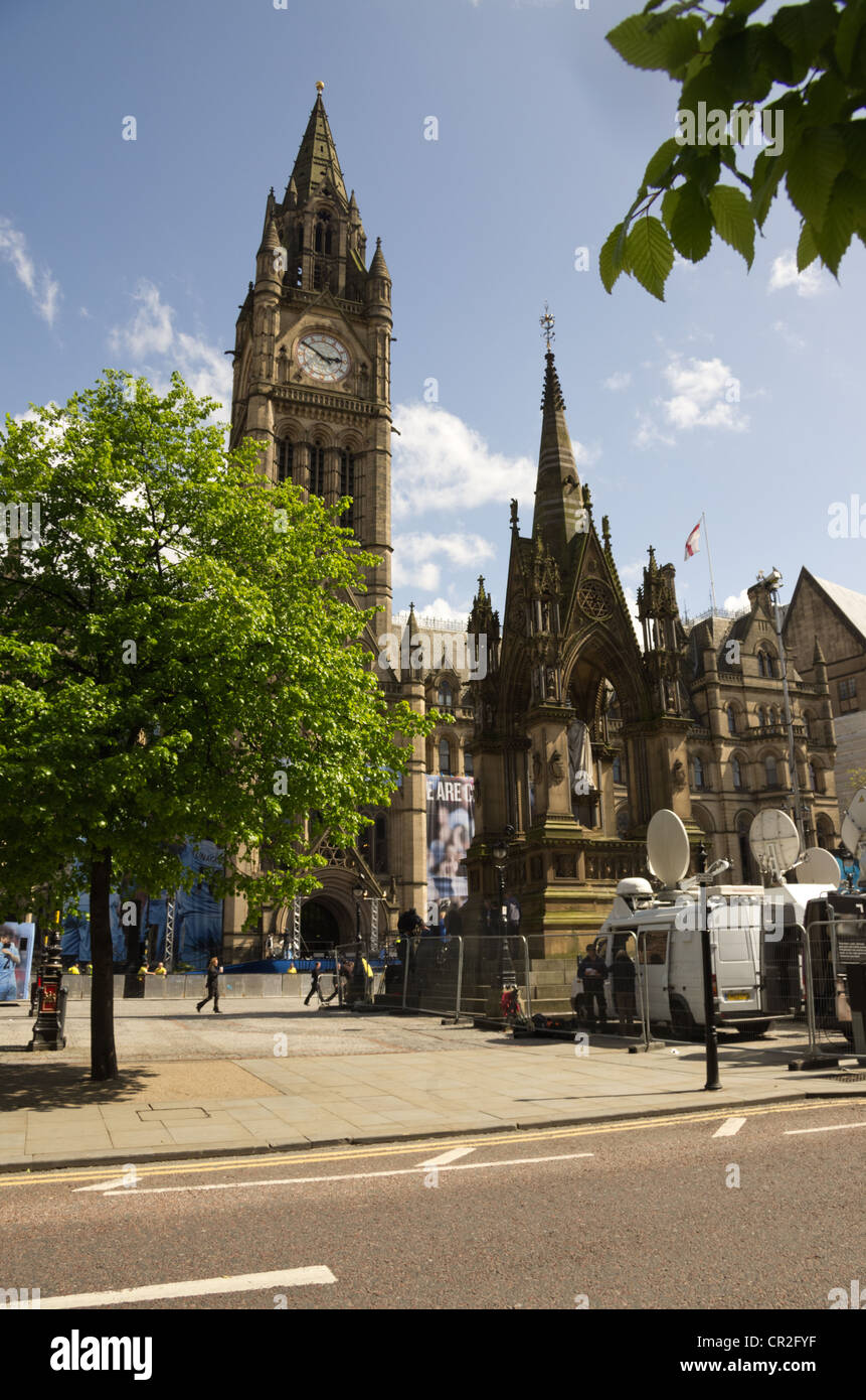 Albert Square Manchester preparing for the parade of Manchester City ...
