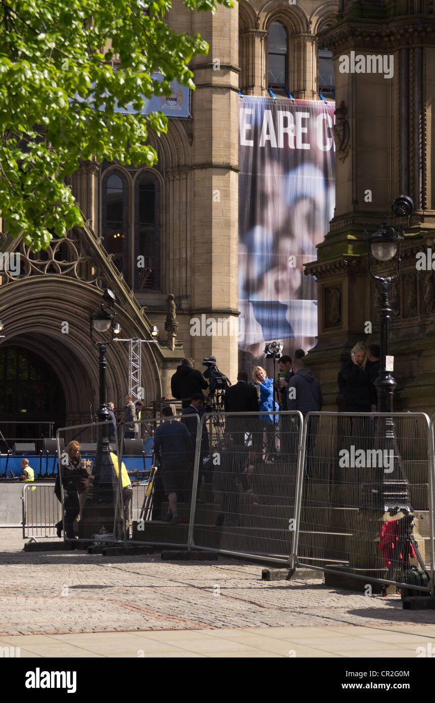Albert Square Manchester waiting for the crowds to arrive to watch the ...
