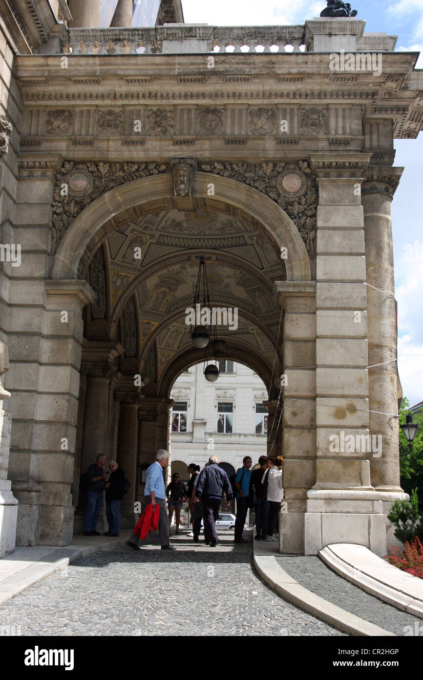 The Hungarian State Opera House (Hungarian: Magyar Állami Operaház) is ...