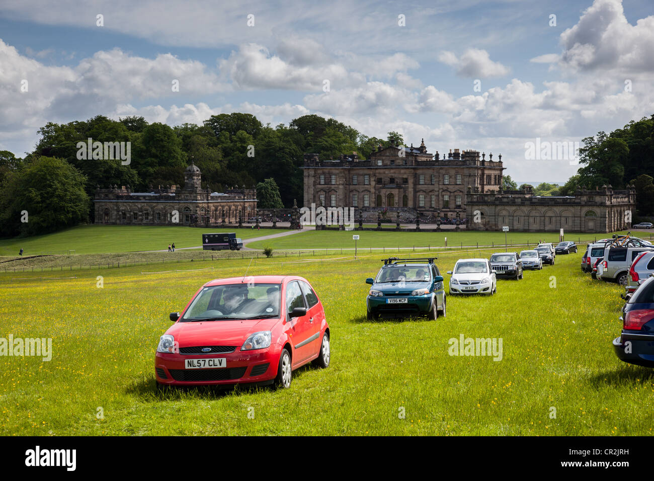 Cars and tourists arriving at the Duncombe Park COuntry Fair near ...