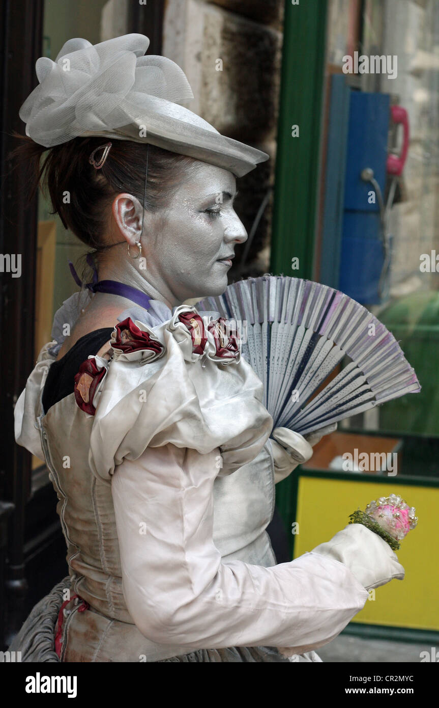 Female street performer hi-res stock photography and images - Alamy