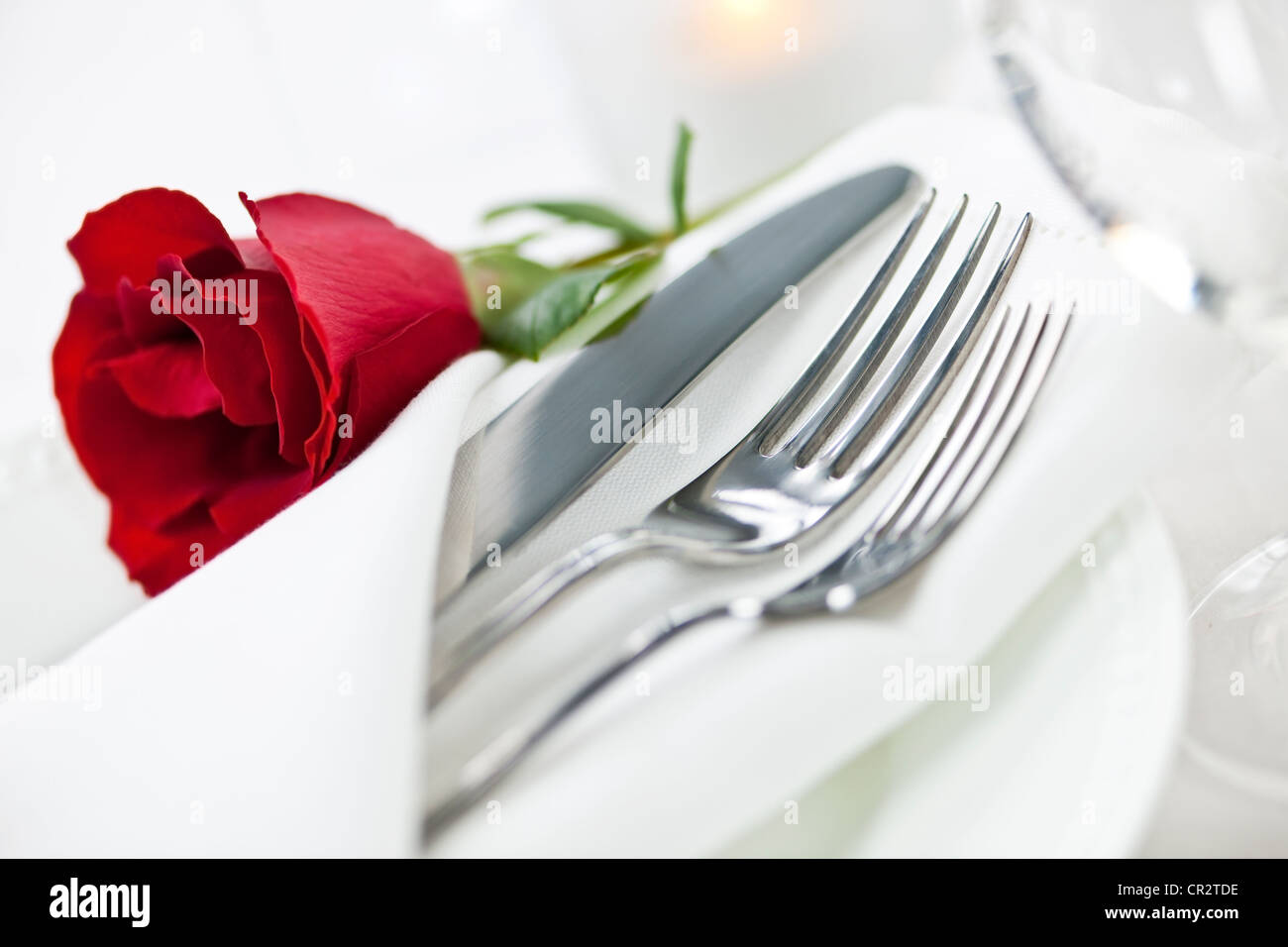 Romantic table setting with rose plates and cutlery Stock Photo - Alamy