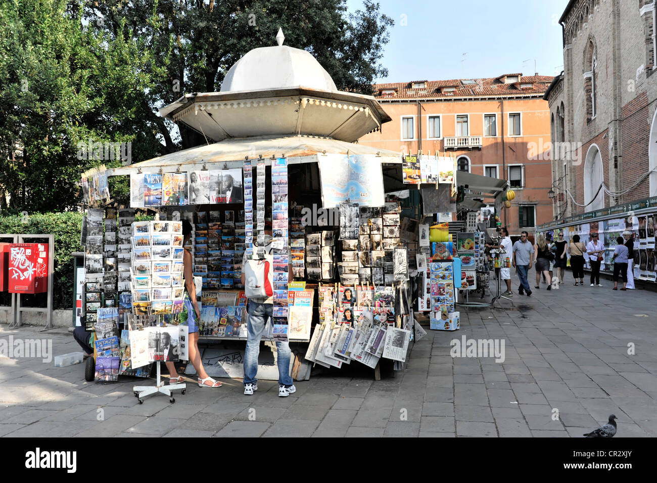 Newspaper kiosk booth newspapers hi-res stock photography and images ...