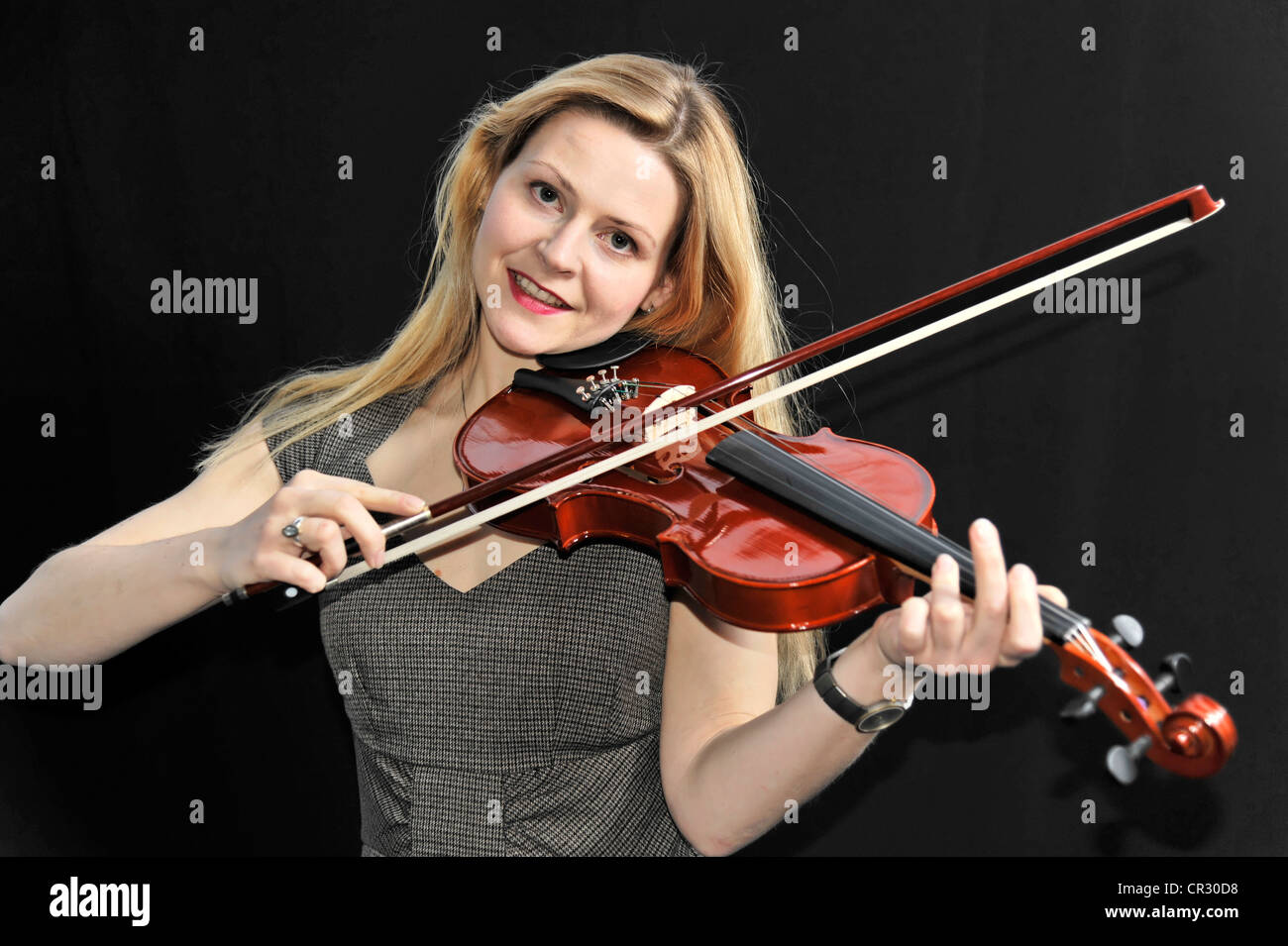 Young woman playing the violin Stock Photo - Alamy