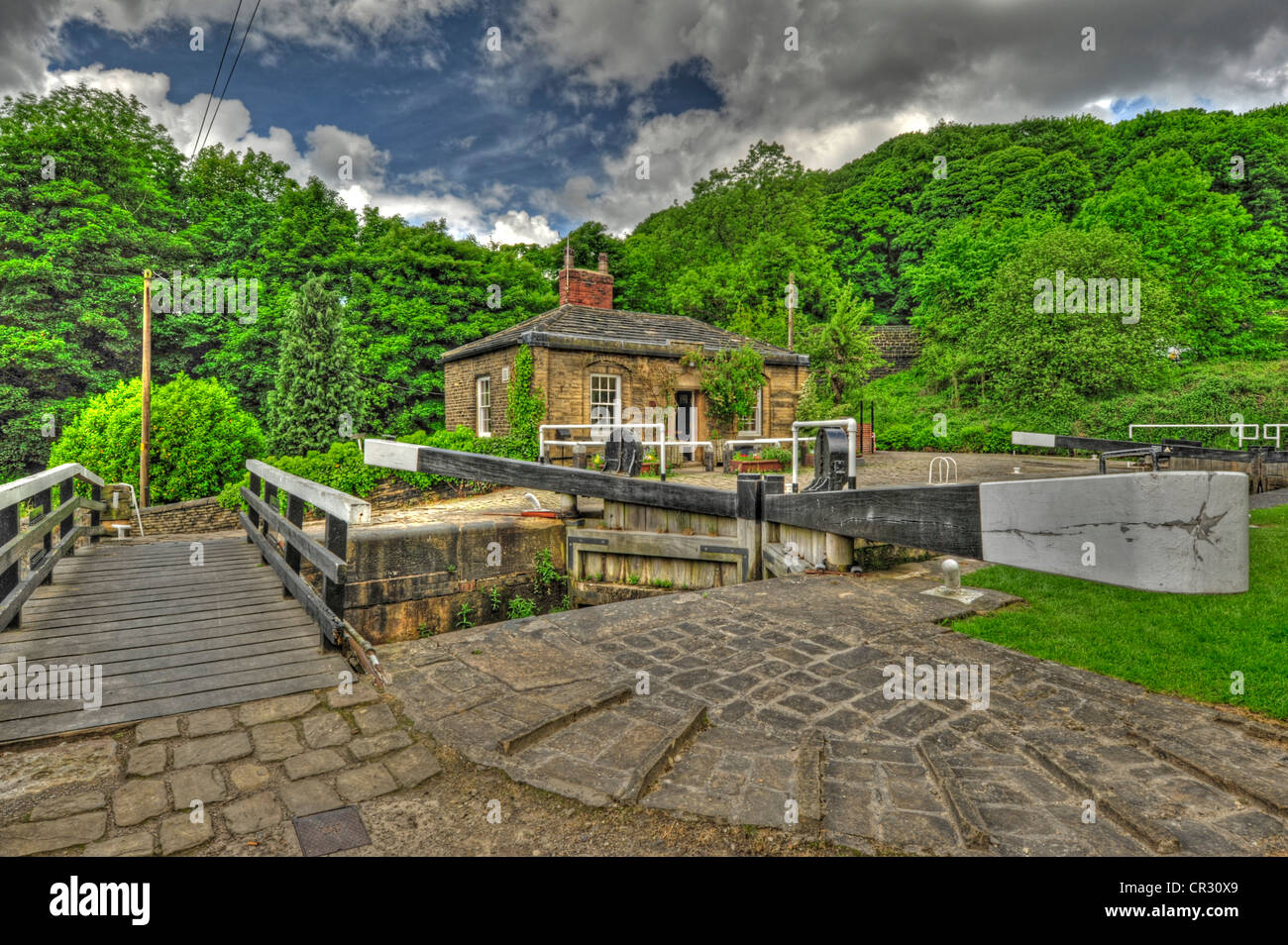 Top lock cottage hi-res stock photography and images - Alamy