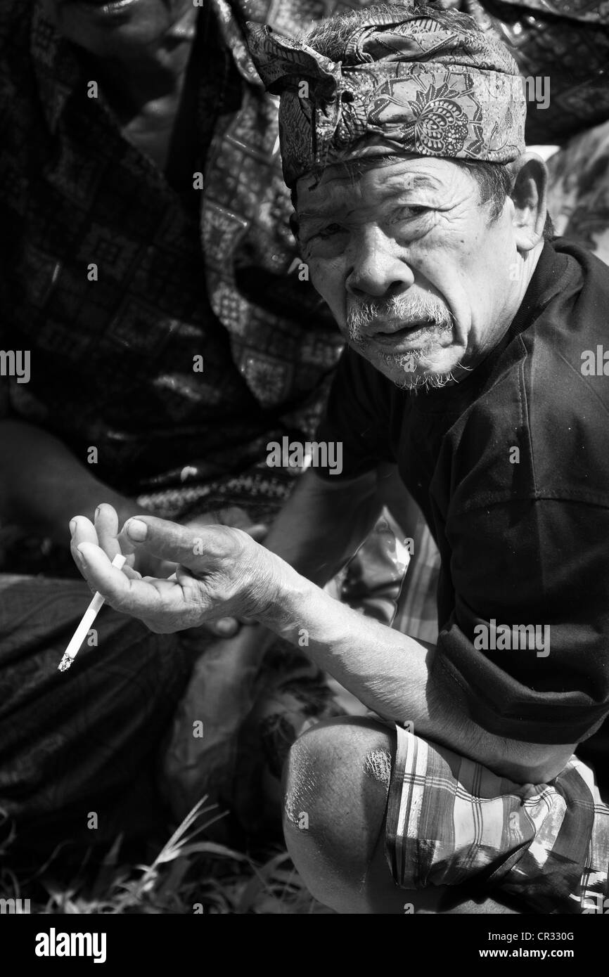 Smoking ceremony hi-res stock photography and images - Alamy