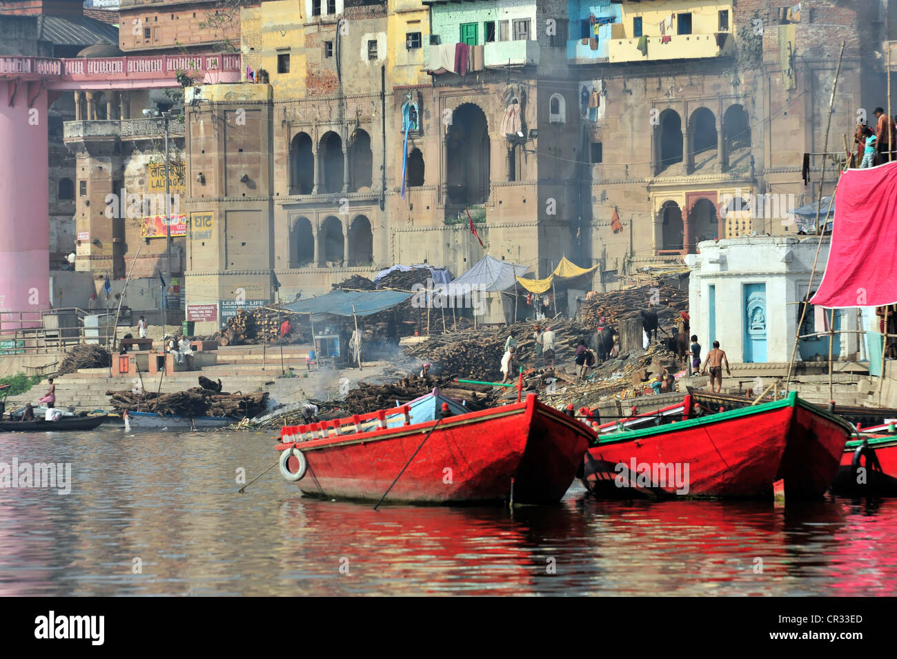 Ritual cremation on the stairs on the Ganges River, Manikarnika Ghat ...