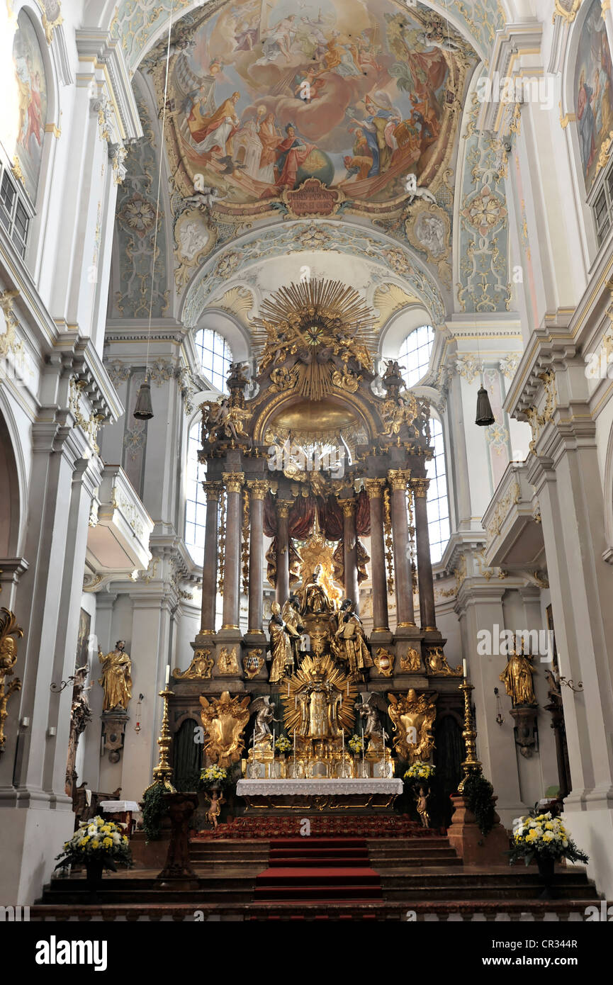 High altar, altar area, Peterskirche church, St. Peter's Church, Munich ...