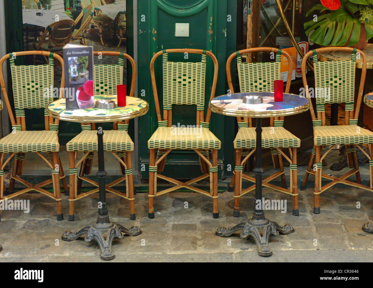 Empty restaurants paris hi-res stock photography and images - Alamy