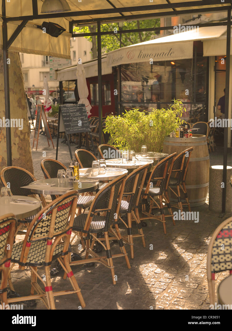 Paris Cafe Scene Stock Photo - Alamy
