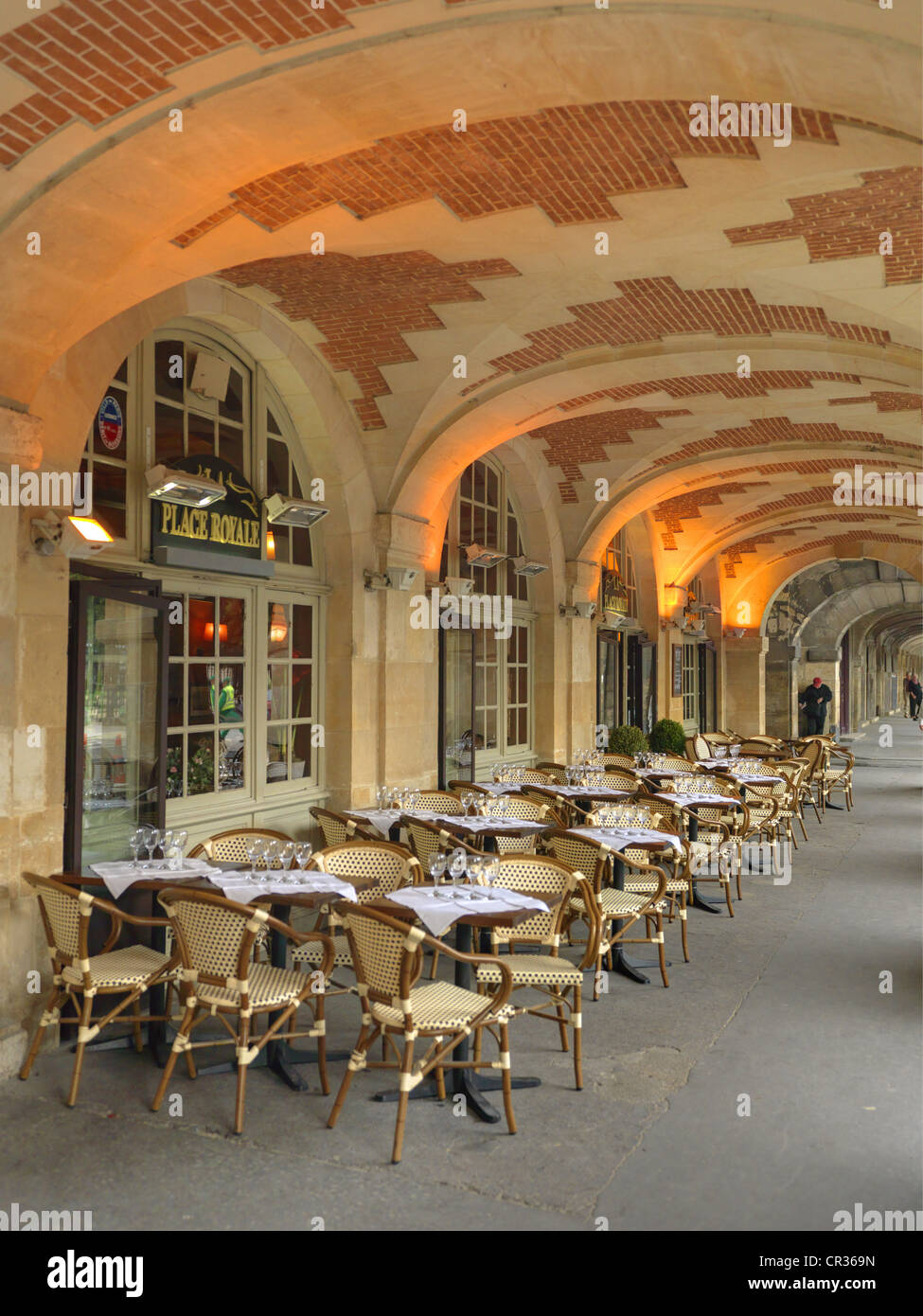 Paris Cafe Scene Place Des Voges Stock Photo - Alamy