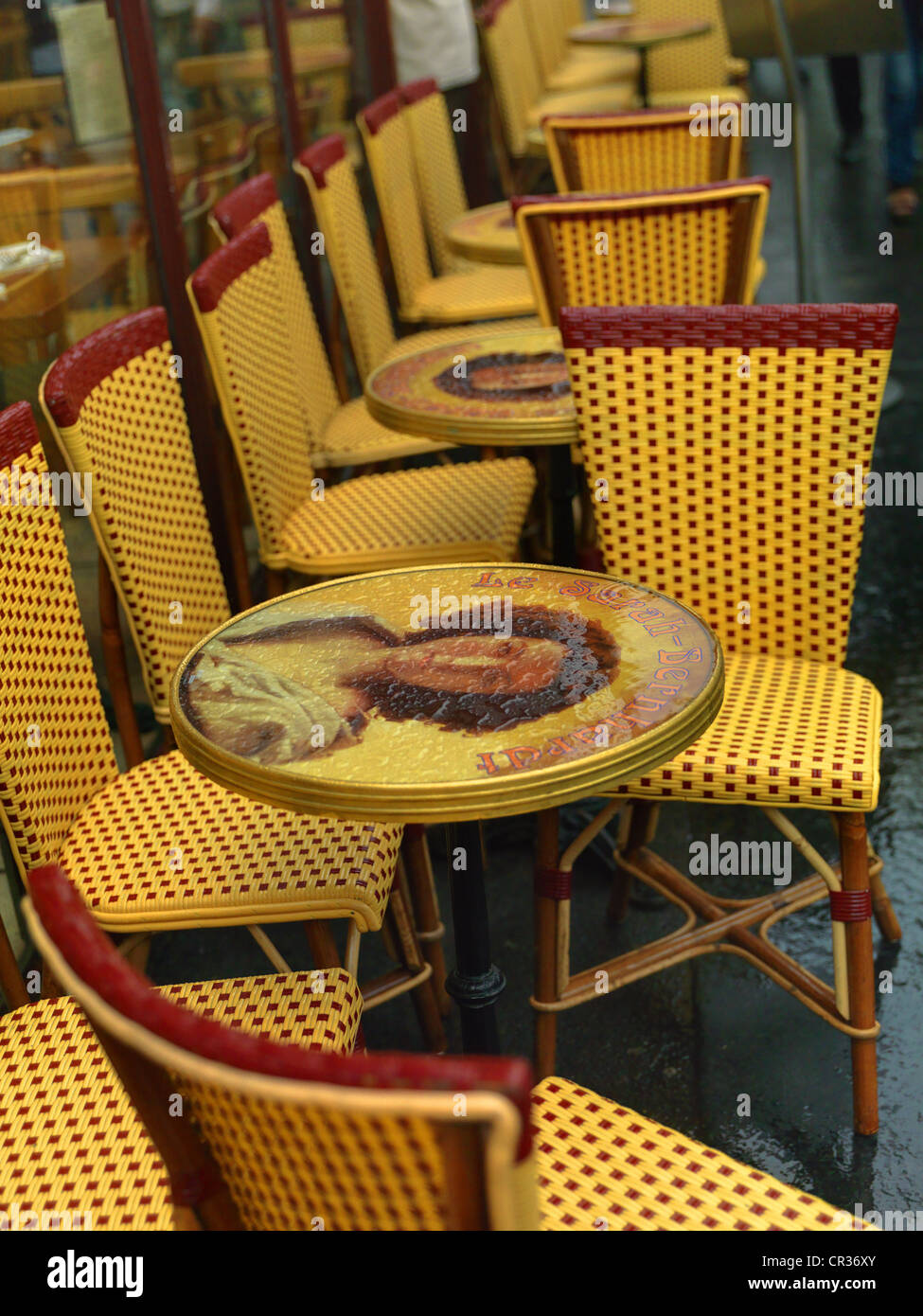 Paris Cafe Scene Stock Photo - Alamy