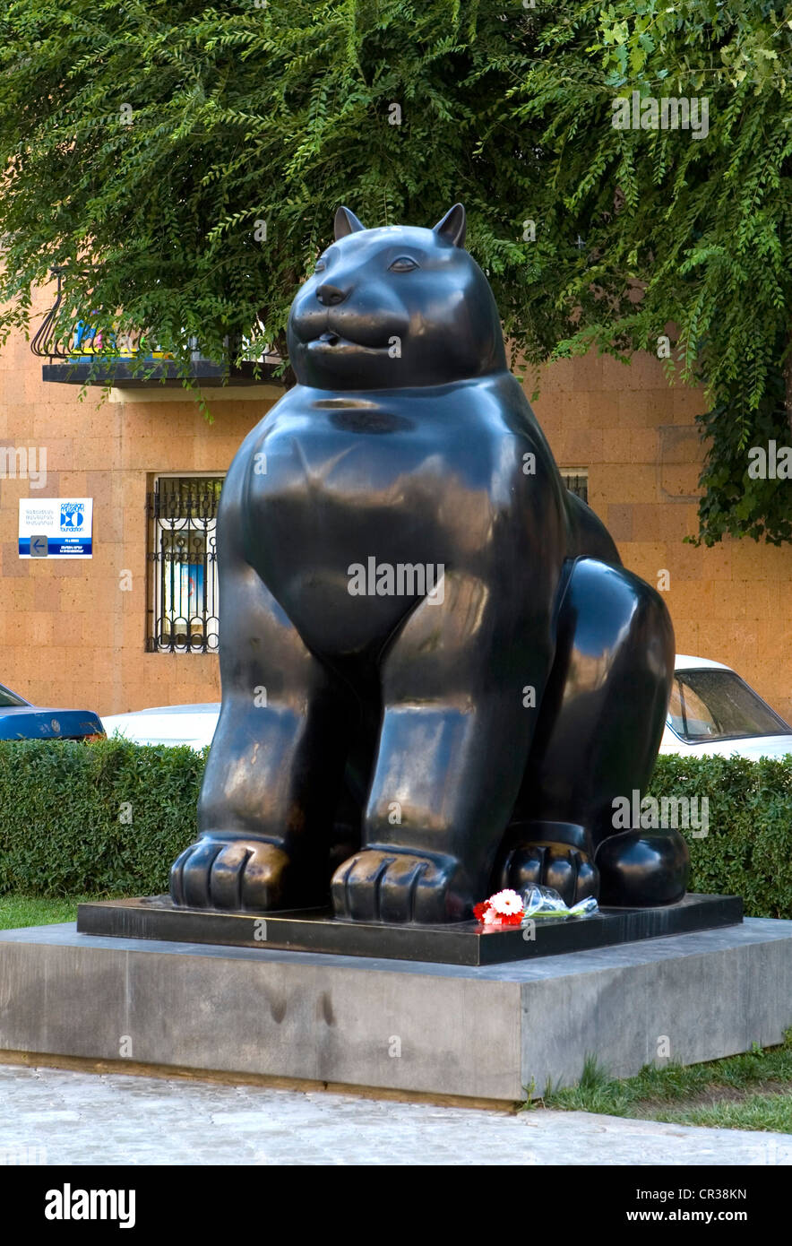 Fernando Botero's Cat sculpture at the foot of the Cascade, Yerevan ...