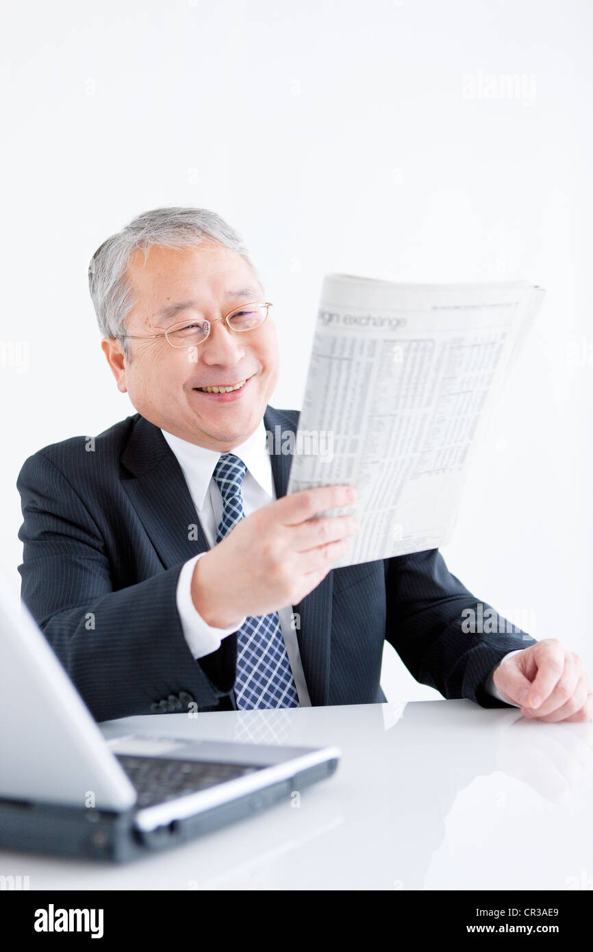 Japanese reading paper hi-res stock photography and images - Alamy