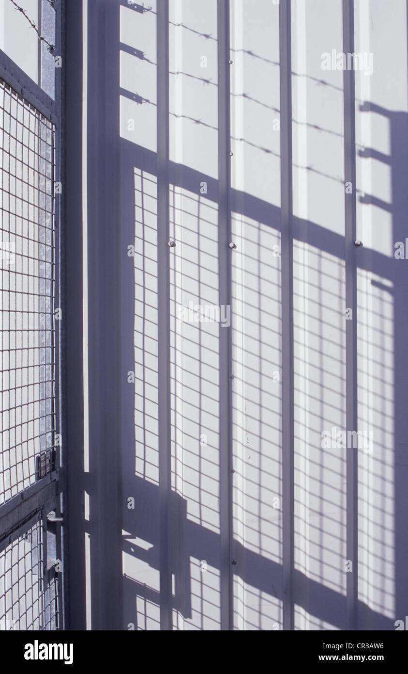 Wire mesh gate hi-res stock photography and images - Alamy