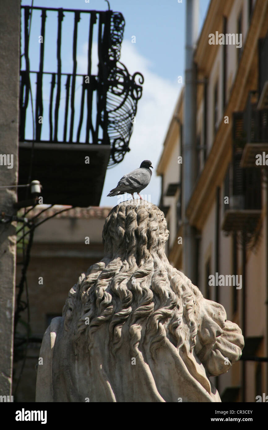 statues by cathedral in palermo sicily Stock Photo - Alamy