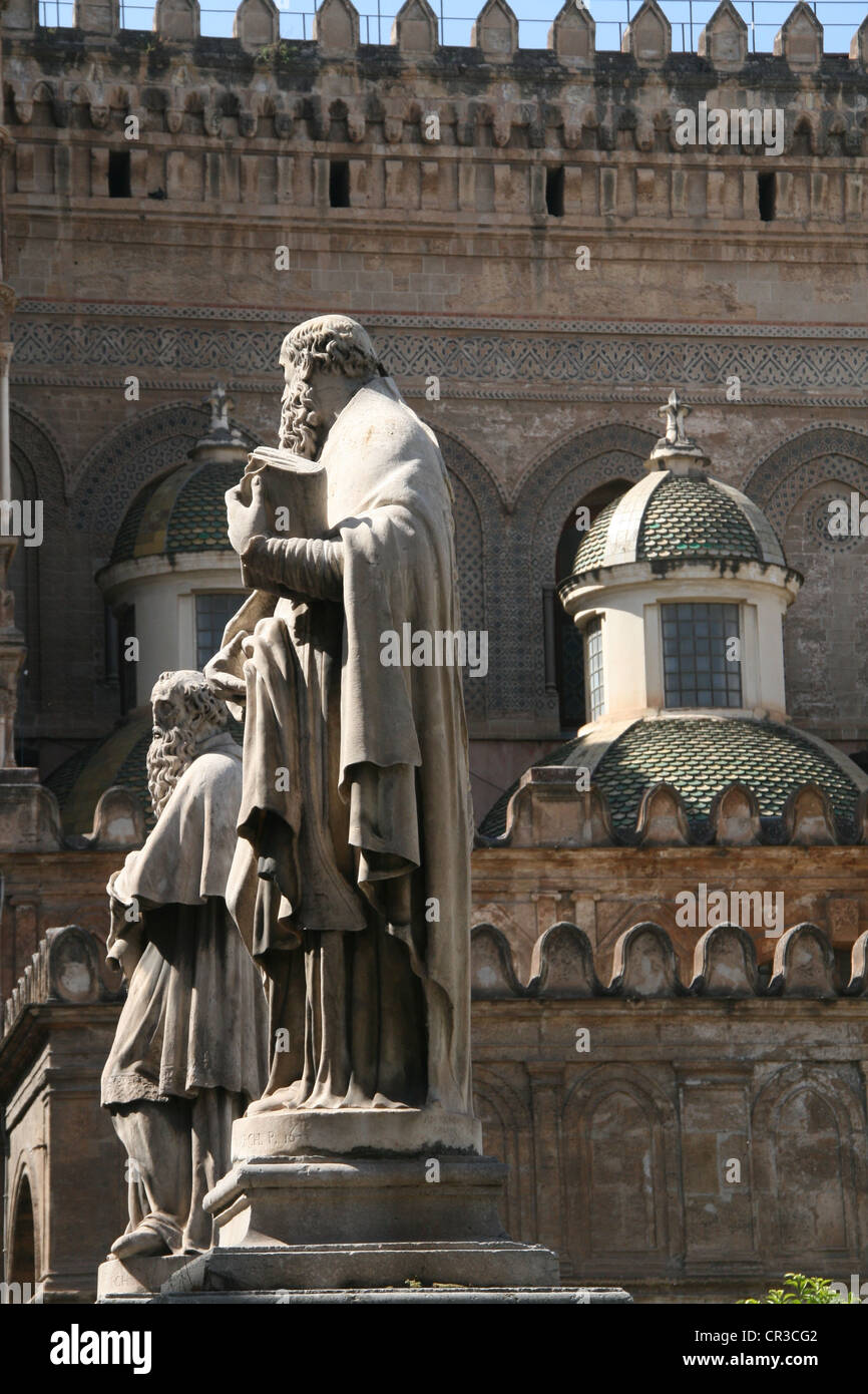 statues by cathedral in palermo sicily Stock Photo - Alamy