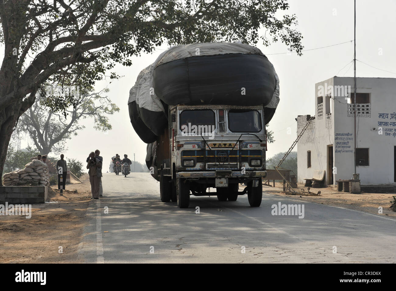 India truck load hi-res stock photography and images - Alamy