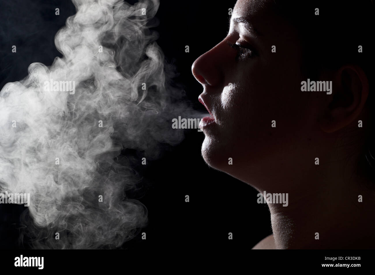 Smoking girl lighting hi-res stock photography and images - Alamy