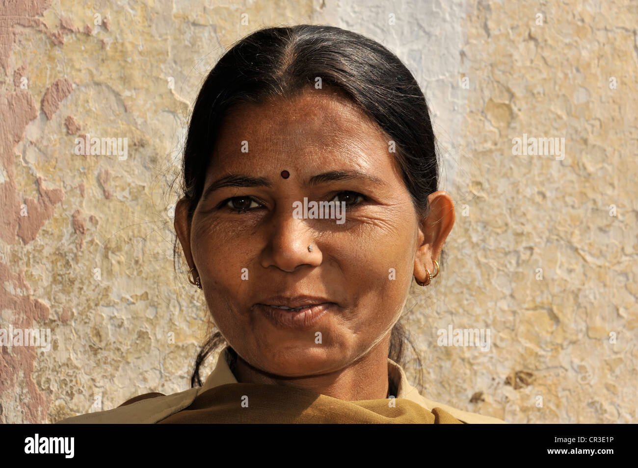 Female guard look up hi-res stock photography and images - Alamy