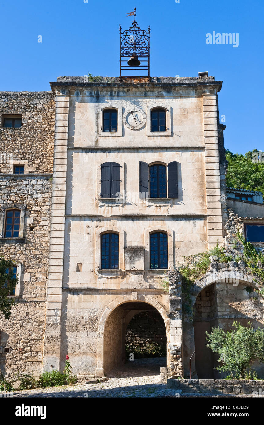France, Vaucluse, Luberon, Oppede le Vieux, place du village (village's ...