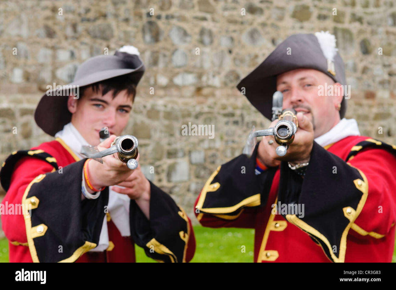 Soldiers pointing guns hi-res stock photography and images - Alamy