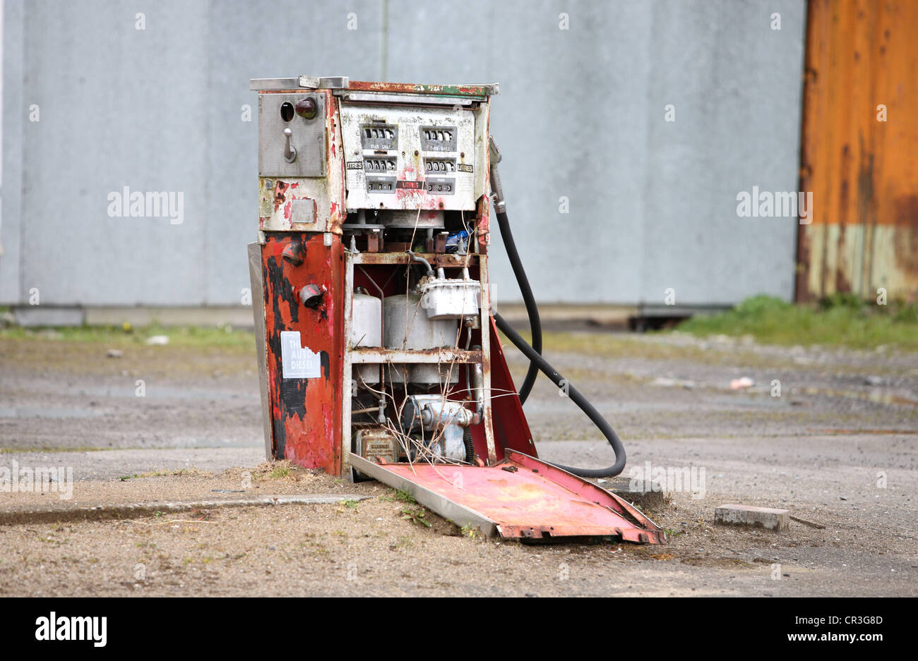 Abandoned filling station hi-res stock photography and images - Alamy