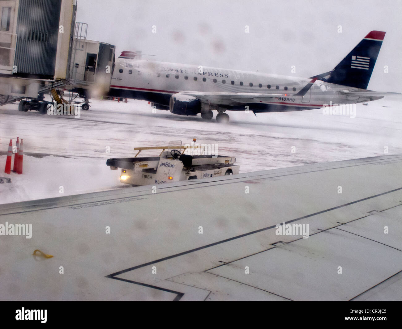 Departing jetliner hi-res stock photography and images - Alamy