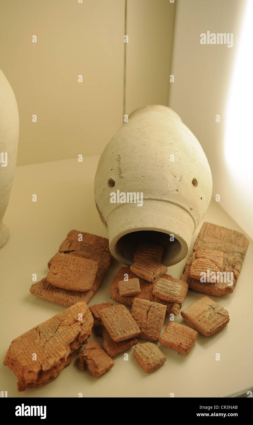 Cuneiform tablets hi-res stock photography and images - Alamy