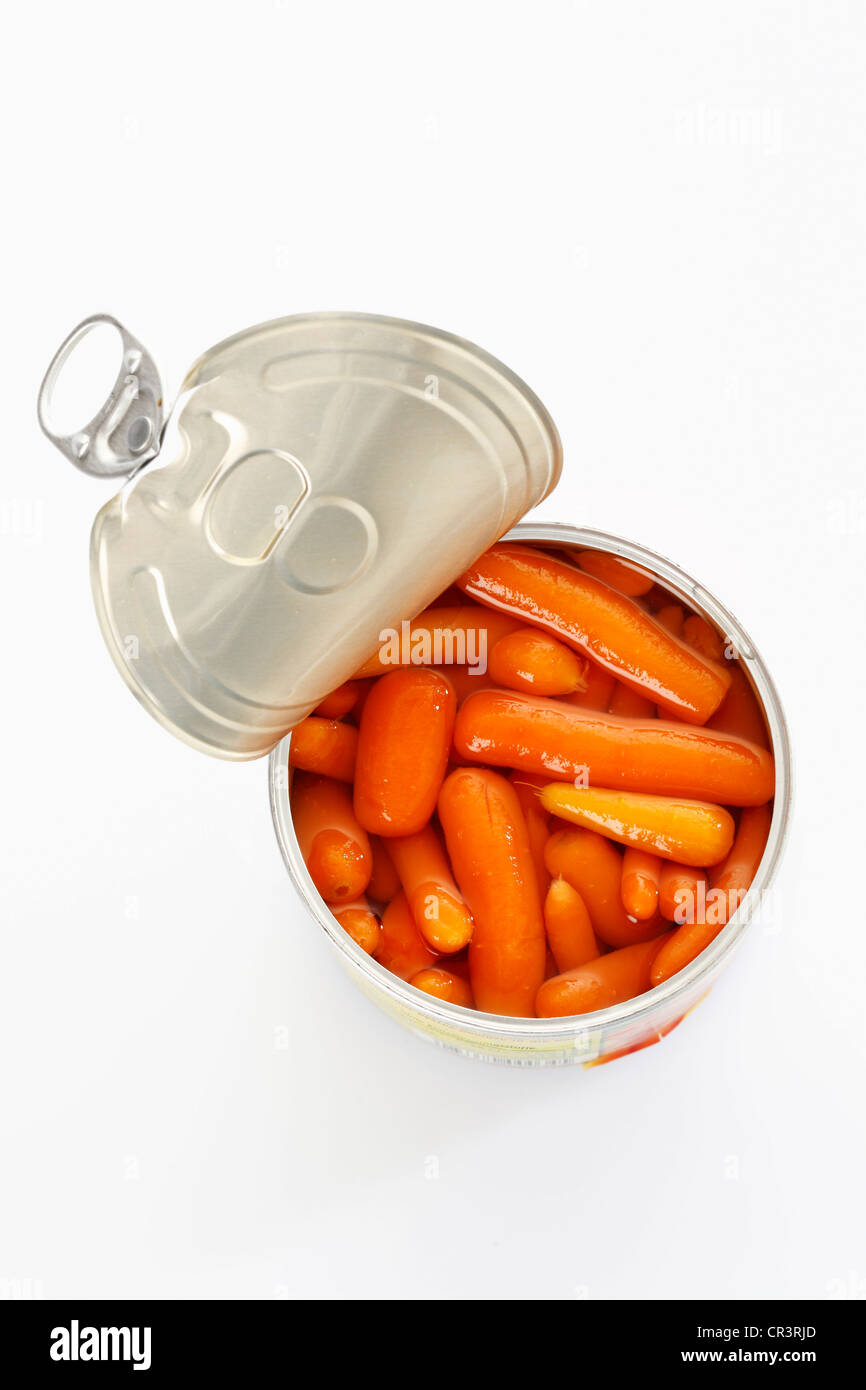 Tin can, opened can of carrots Stock Photo - Alamy