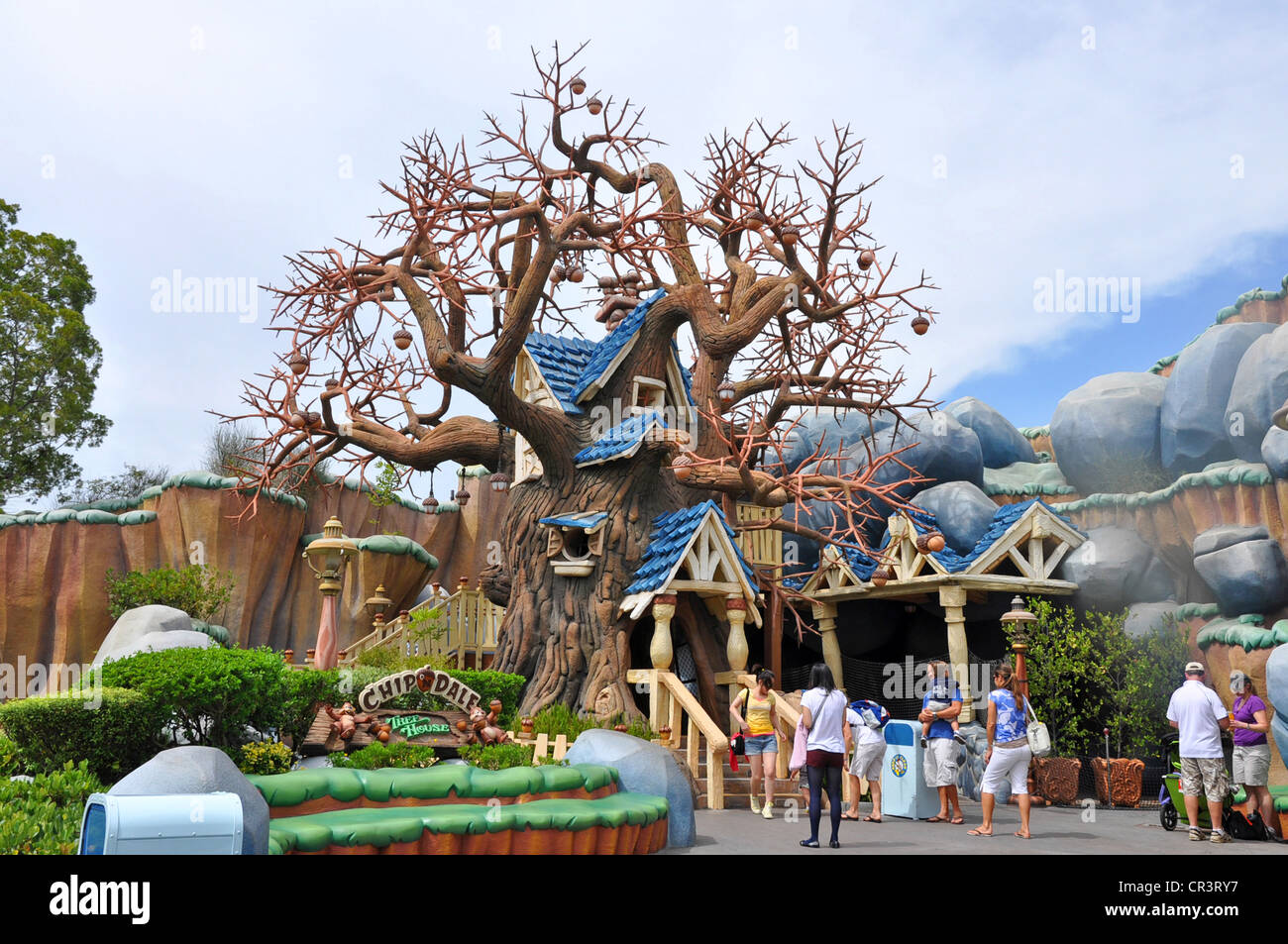 Families enjoying Chip 'n Dale's Tree House in Mickey's Toontown ...