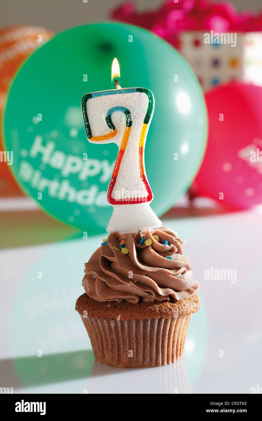 Number seven birthday cake candle hi-res stock photography and images ...
