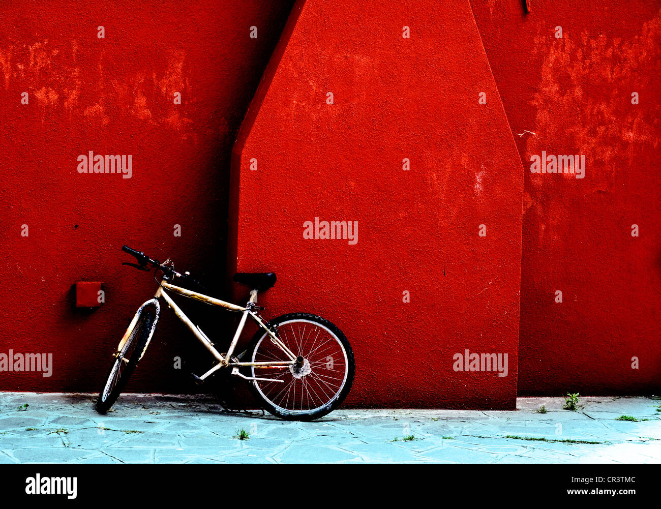A bicycle against a wall hi-res stock photography and images - Alamy