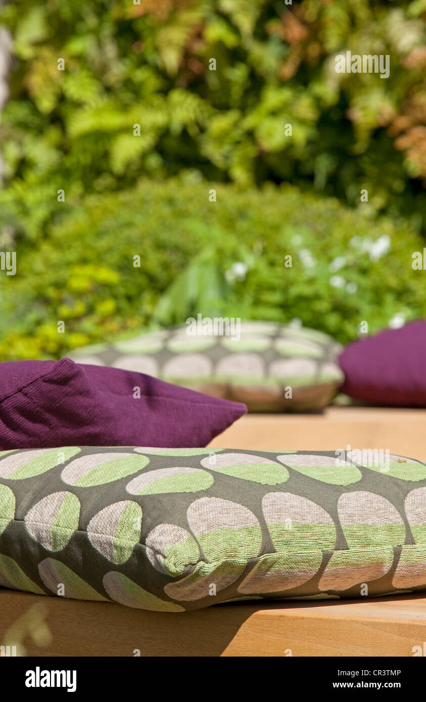 Garden seats with cushions hi-res stock photography and images - Alamy