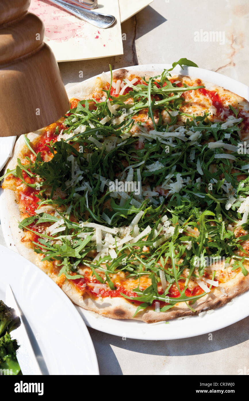 Pizza with rocket or arugula Stock Photo - Alamy