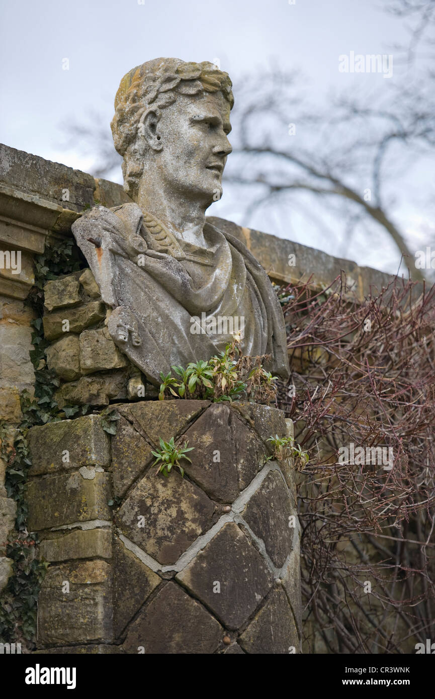 Roman garden statue hi-res stock photography and images - Alamy
