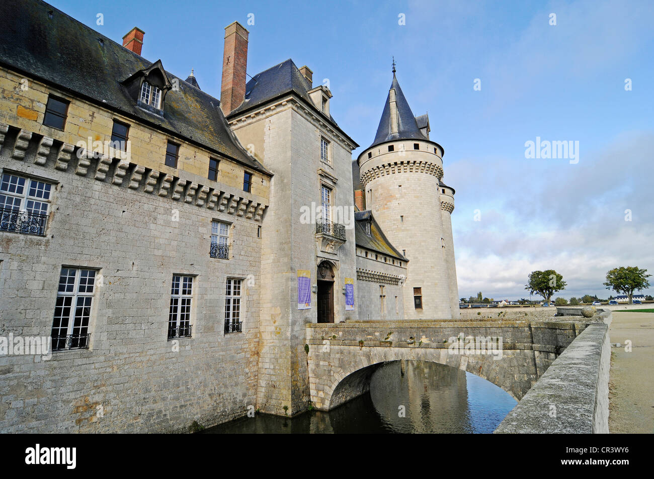 French chateau sully sur loire hi-res stock photography and images - Alamy