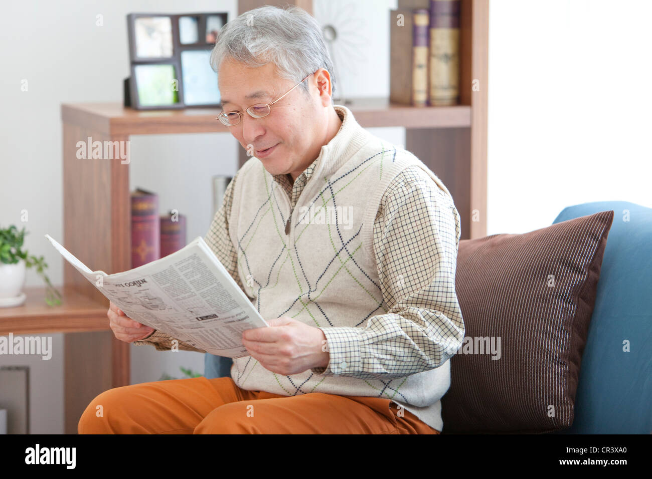 Japanese reading paper hi-res stock photography and images - Alamy