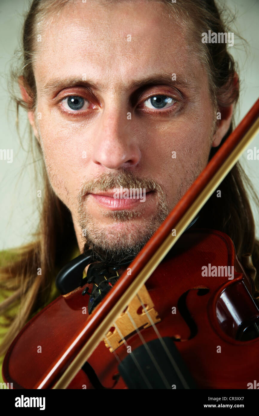 The man playing its violin close-up Stock Photo - Alamy