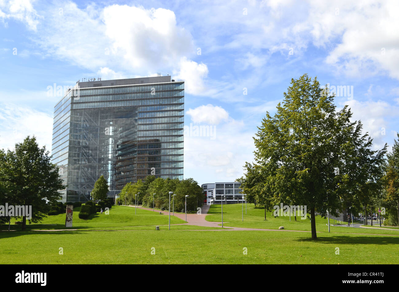 Stadttor building, Medienhafen harbour, Duesseldorf, North Rhine ...