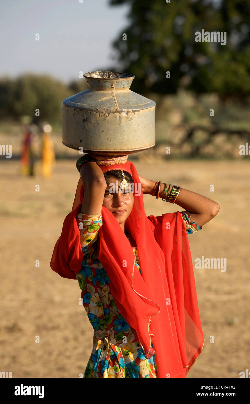 India, Rajasthan State, Thar Desert, Khuri village, women going and ...