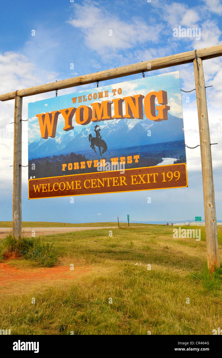 Welcome to Wyoming Sign border US wild west Stock Photo - Alamy